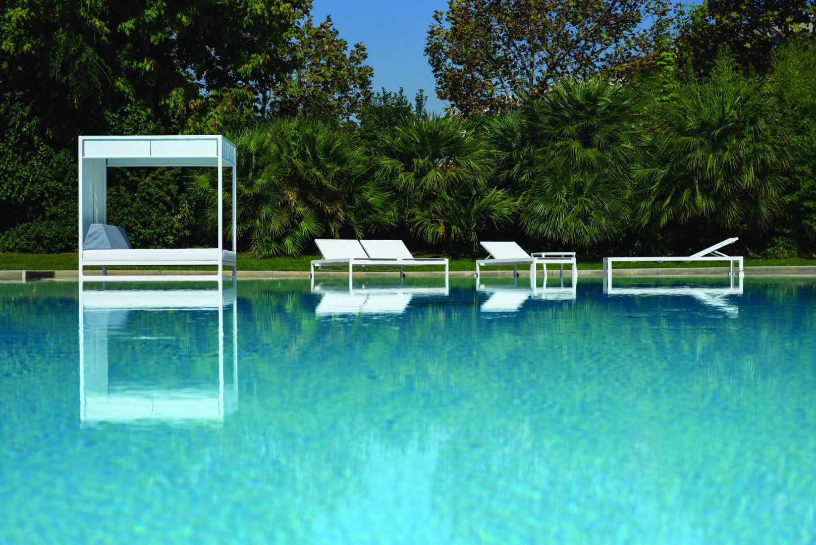 Customisable Outdoor Daybeds for Home & Hospitality